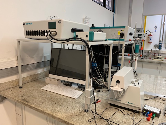 Sistema de Espectroeletroquímica – Equipamentos Multiusuários